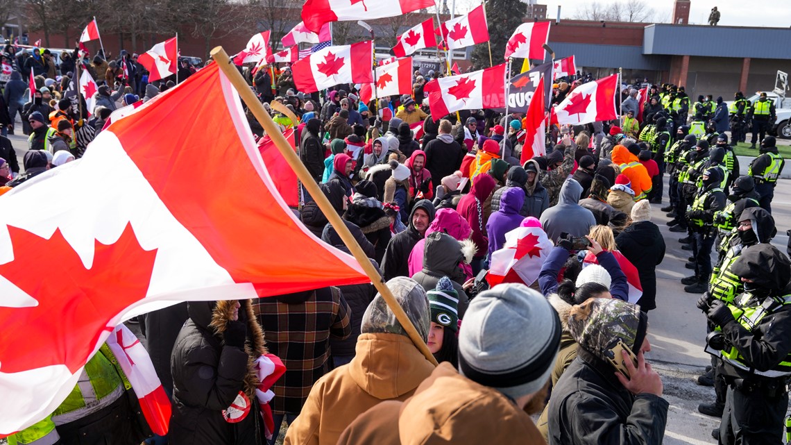 Canadian police move to end blockade of US border | wcnc.com