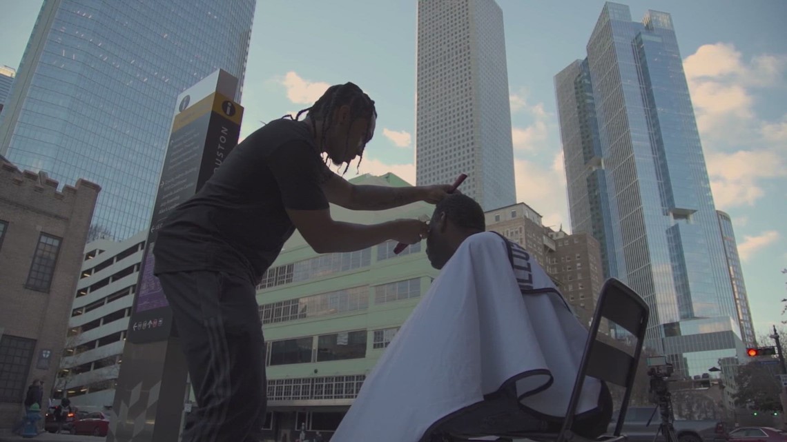 Houston barber cuts homeless hair in downtown | wcnc.com
