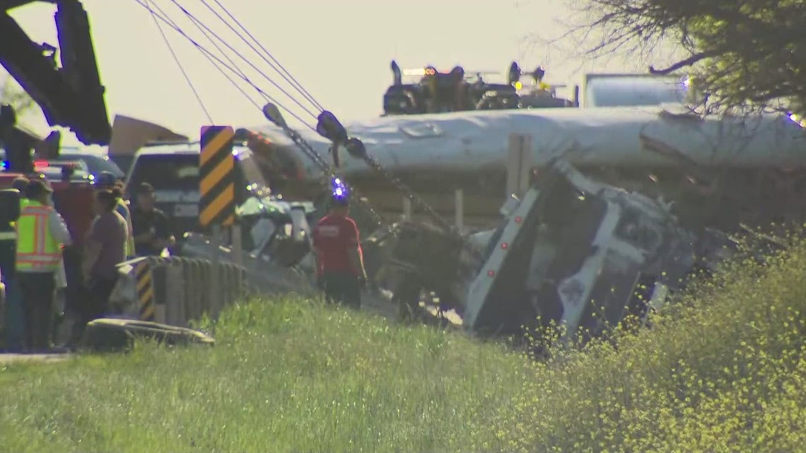 Deadly Texas school bus rollover crash in Bastrop County: updates ...