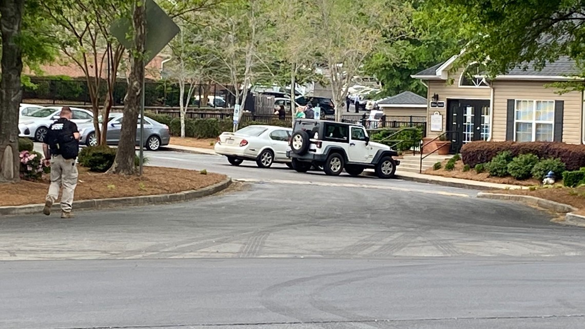 Authorities respond to barricaded person in Fort Mill apartment | wcnc.com