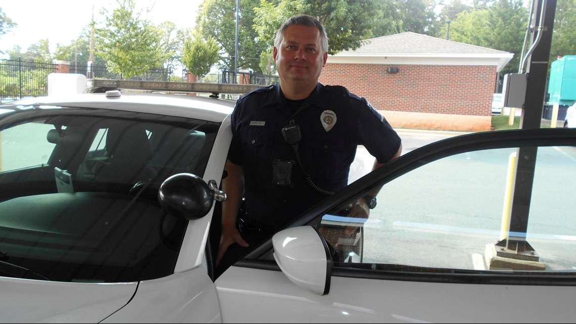 CMPD officer helps young man fill out job application | wcnc.com