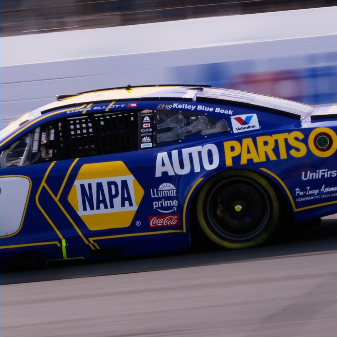 Chase Elliott wins Kansas NASCAR after final lap pass | wcnc.com