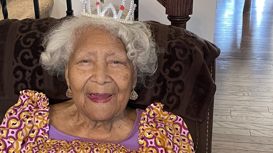 106-year-old woman describes her life picking cotton on a plantation ...