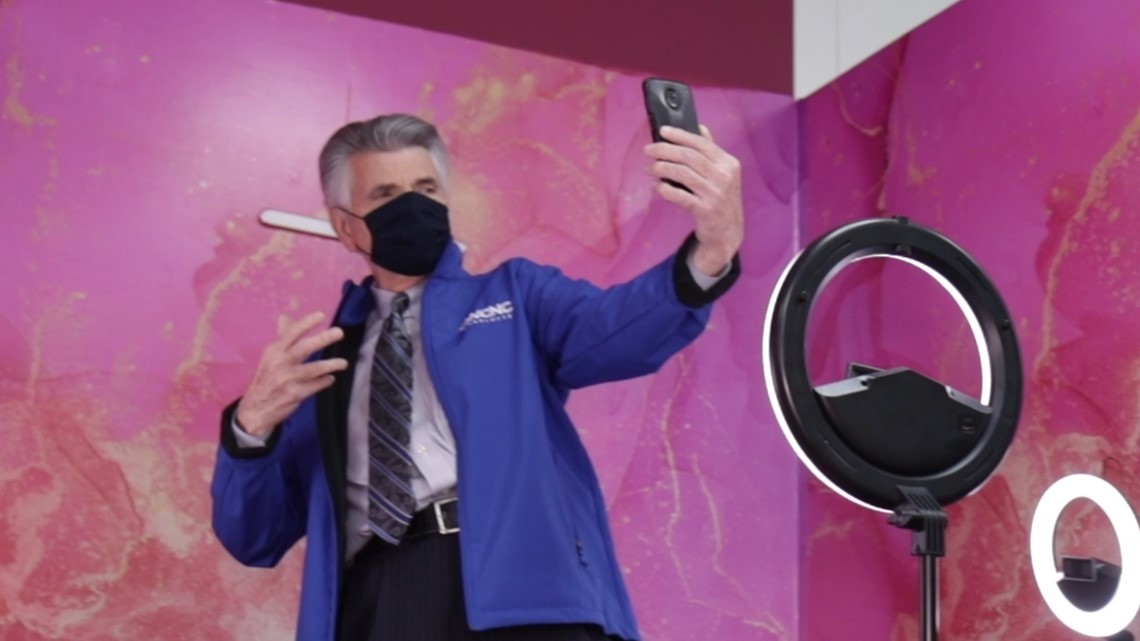 Larry Sprinkle visits Charlotte selfie museum | wcnc.com