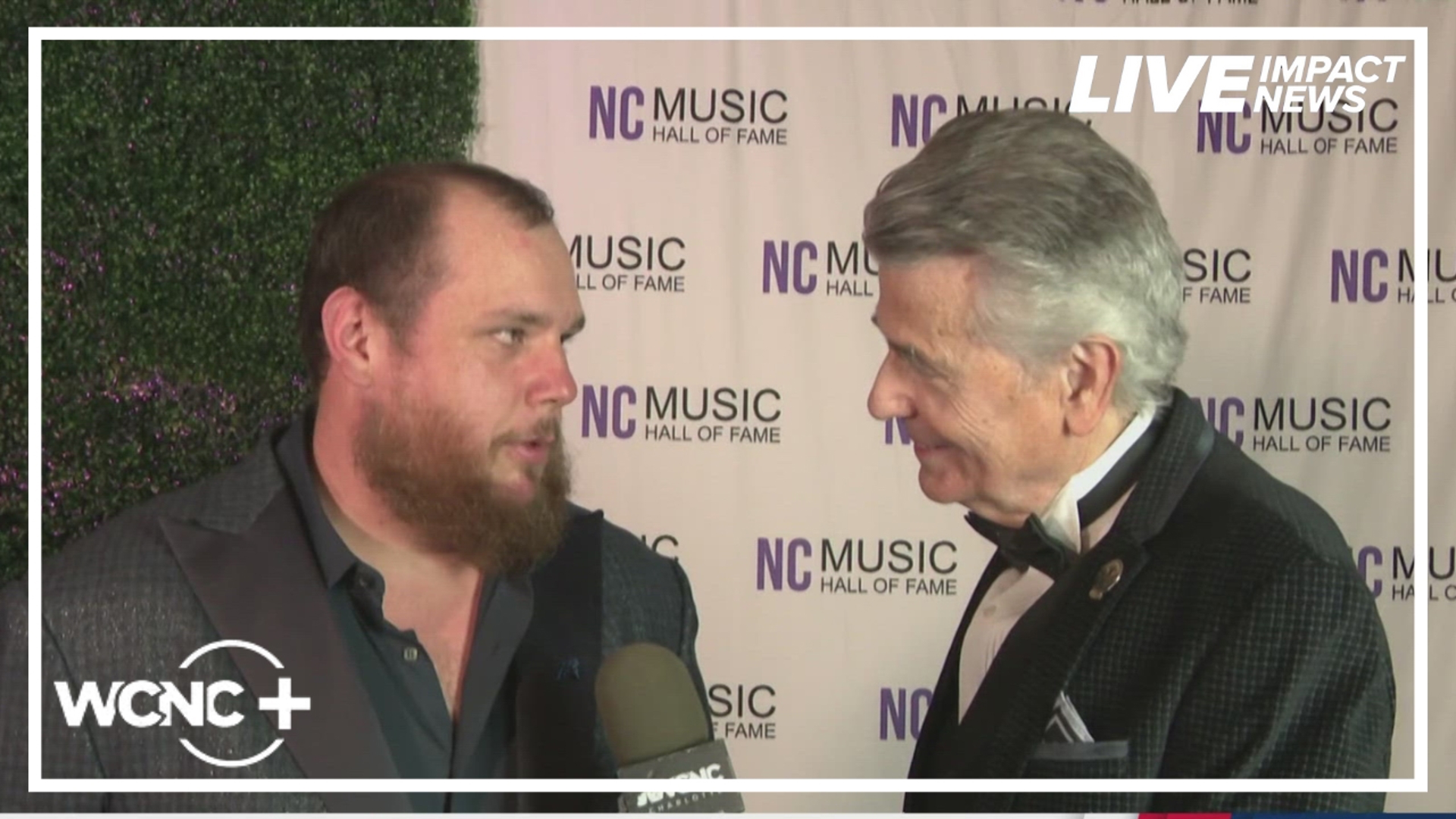Larry Sprinkle interviews Luke Combs on the red carpet for NC Music ...
