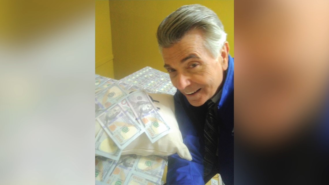 Larry Sprinkle visits Charlotte selfie museum | wcnc.com