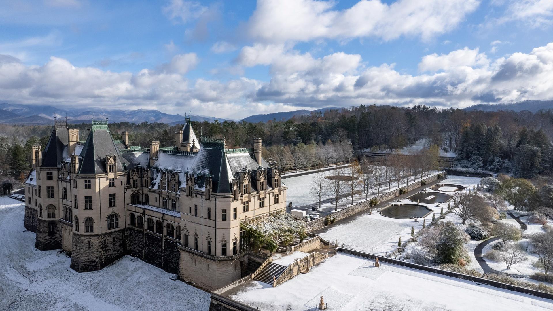 Biltmore gets first snow after decorating for Christmas | wcnc.com