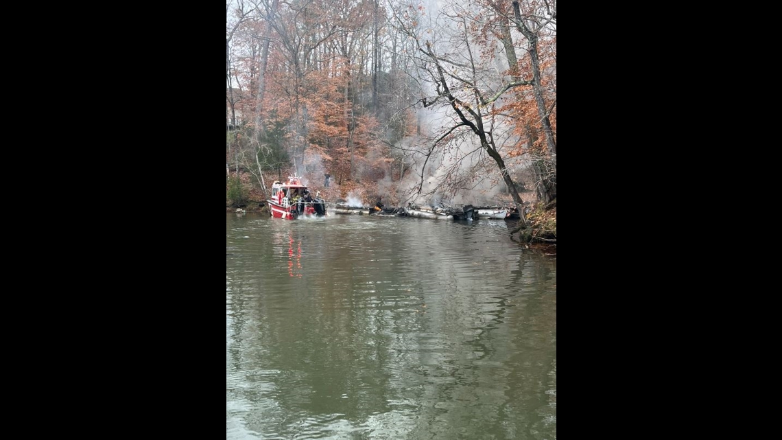 Smoke from Lake Wylie marina fire carried over Charlotte | wcnc.com