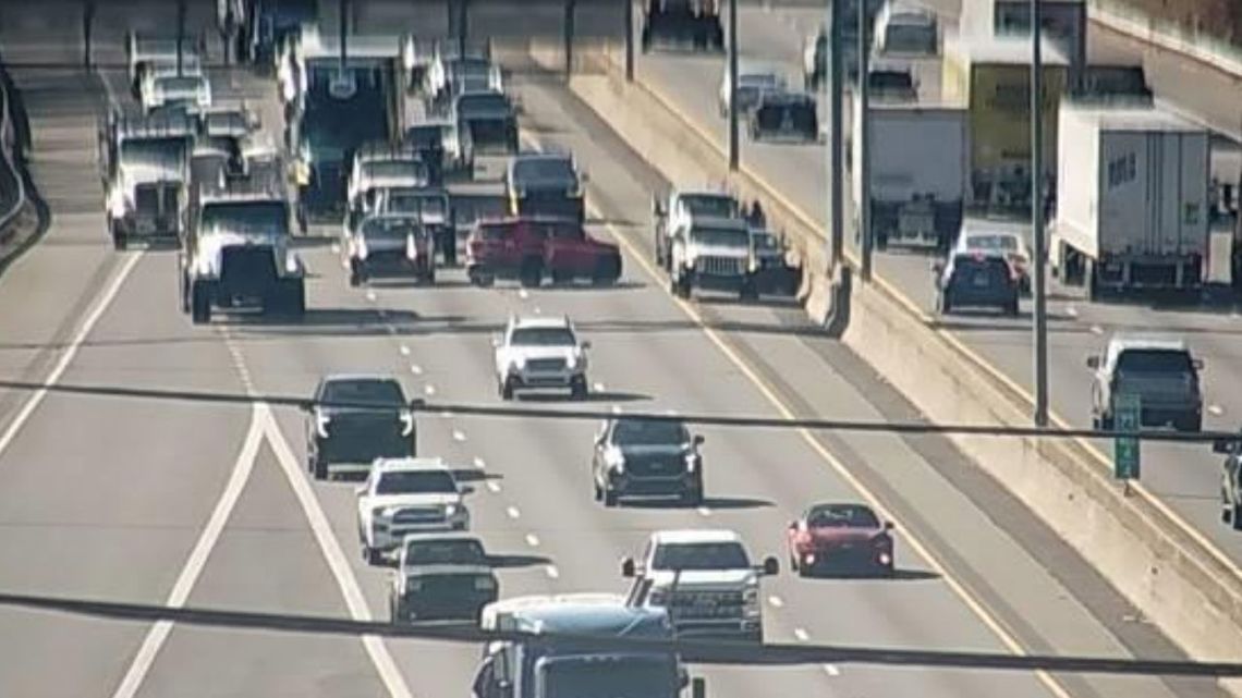 Crash blocks 2 lanes of I-77 in south Charlotte | wcnc.com