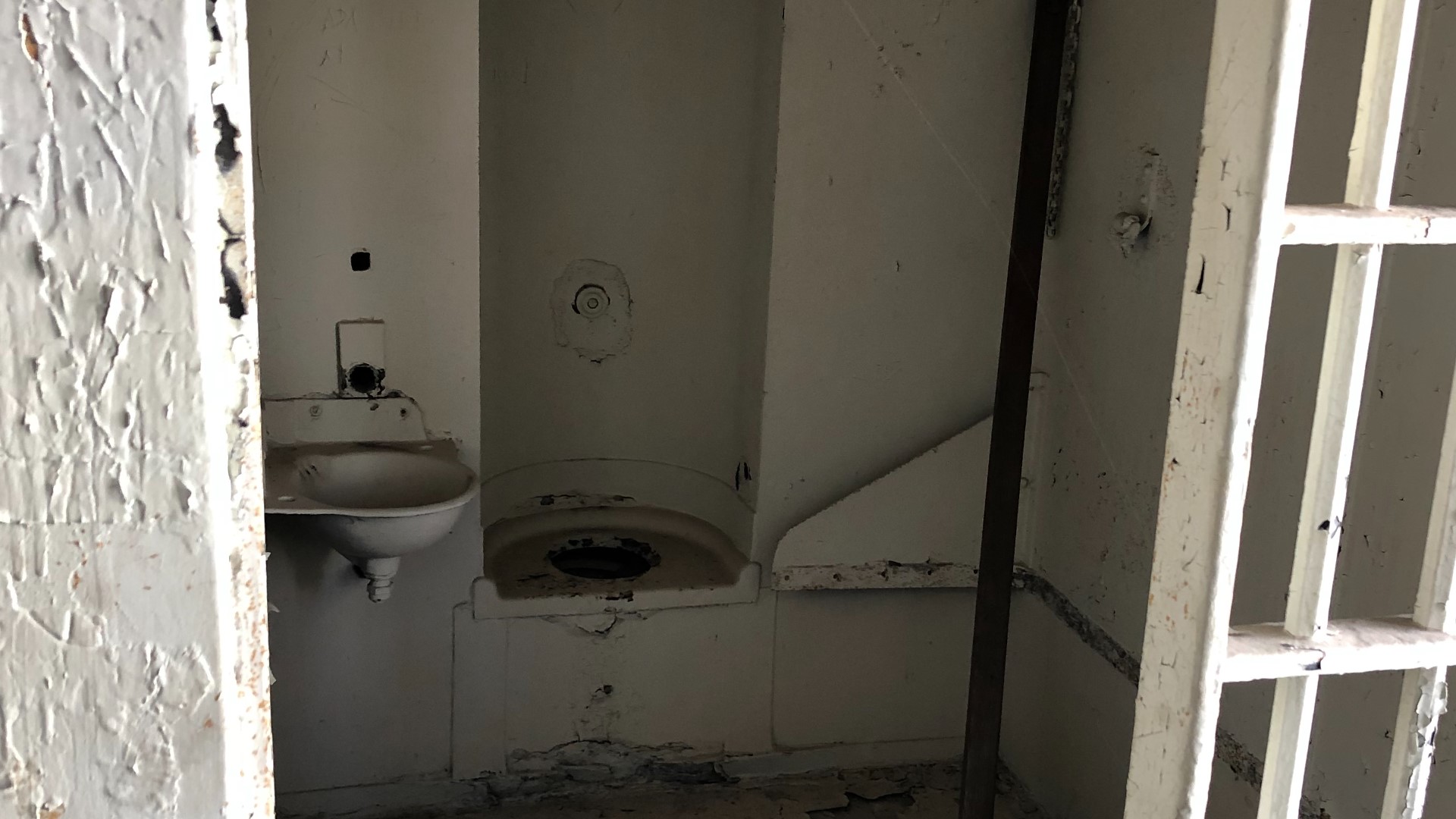 A rare inside look at the once segregated Mecklenburg County jail ...