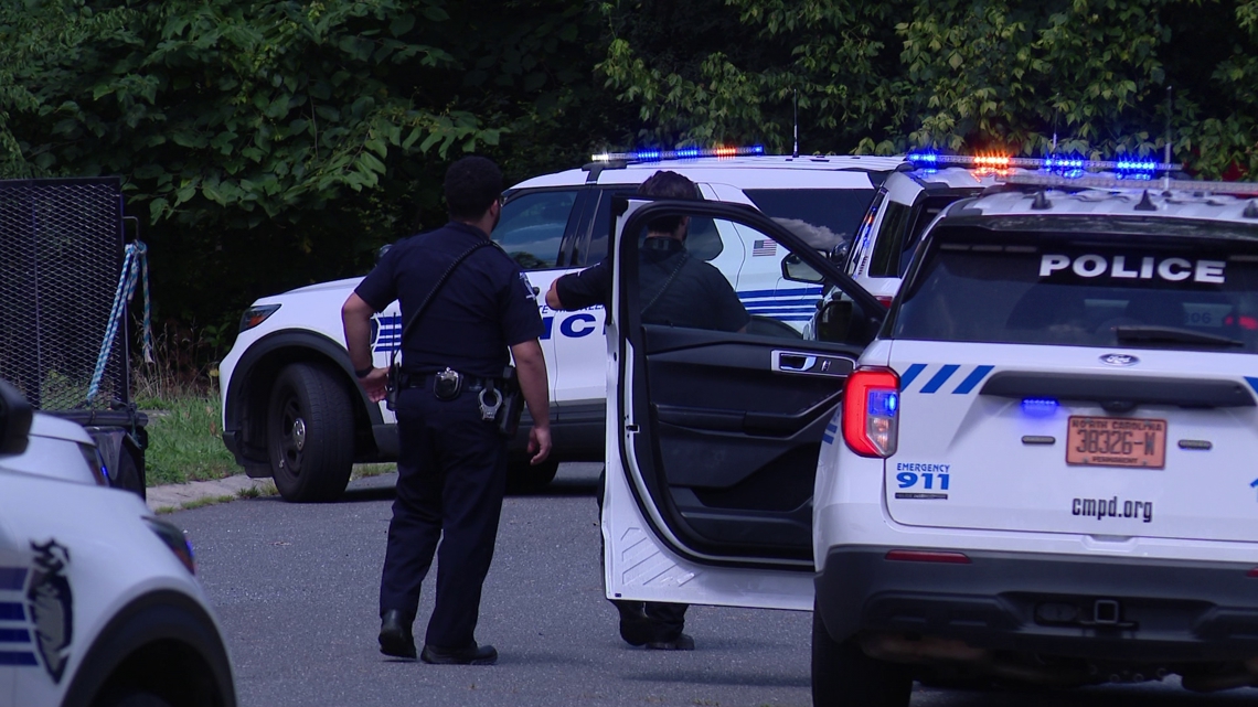 1 arrested, 2 on the loose after police chase in Charlotte | wcnc.com