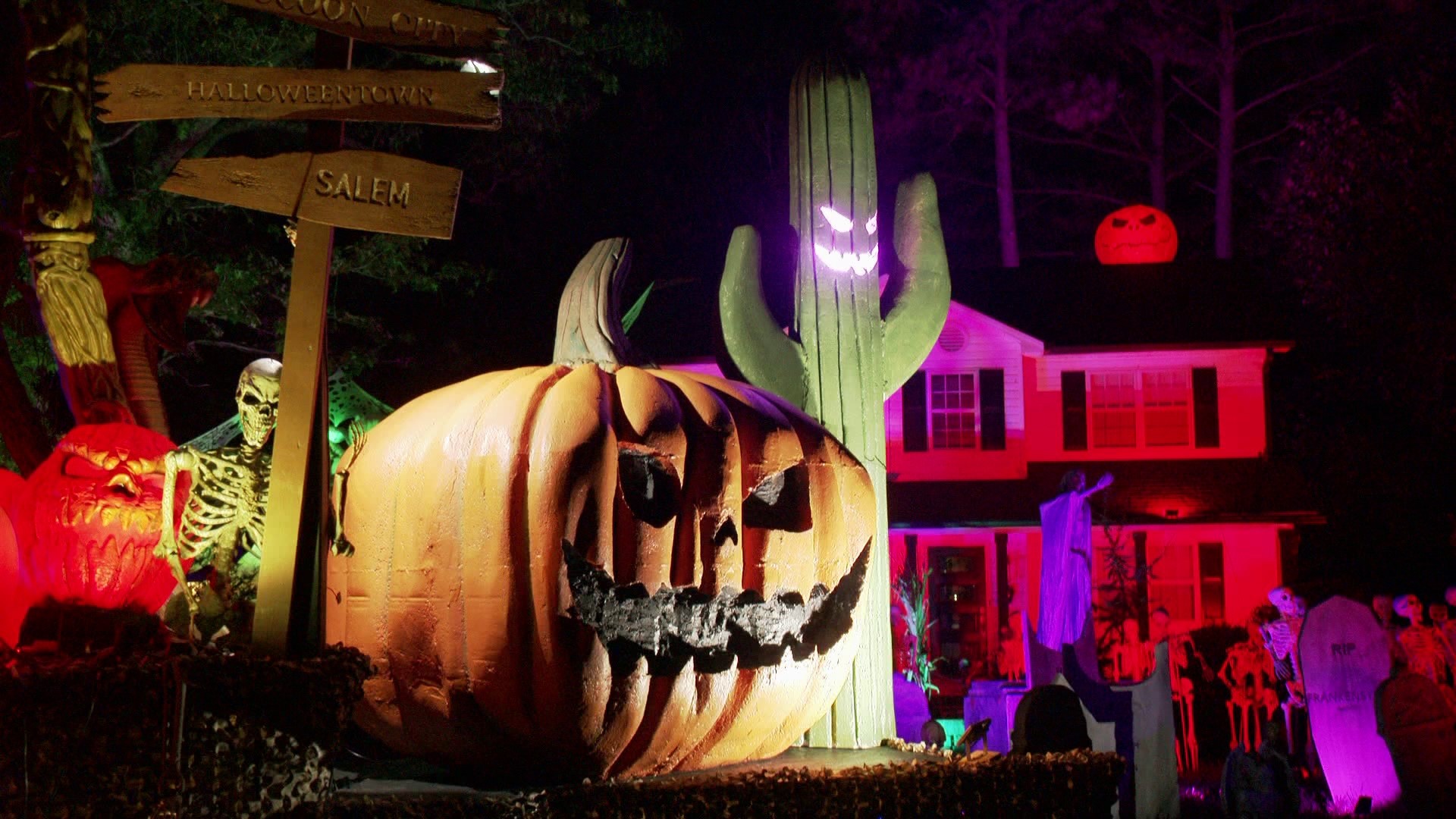 Massive Halloween display drawing in families in Mt. Holly, NC | wcnc.com