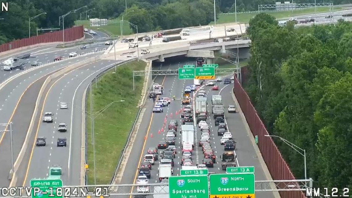 Crash on I-77 closes multiple lanes near I-85 exit in Charlotte | wcnc.com