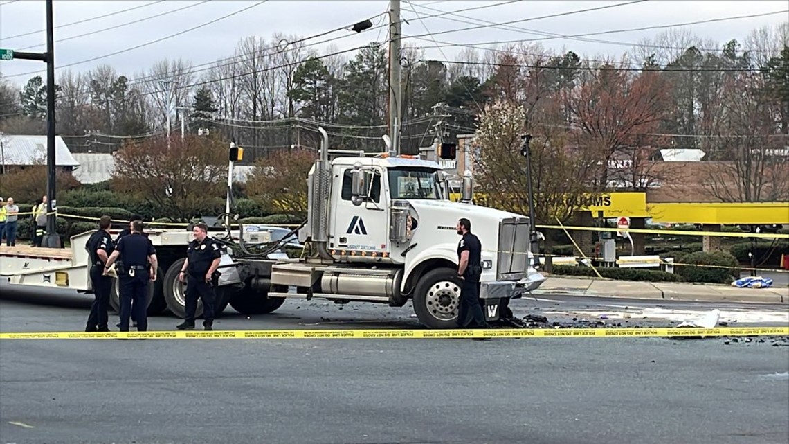 2 Charlotte, NC high school students killed in crash | wcnc.com