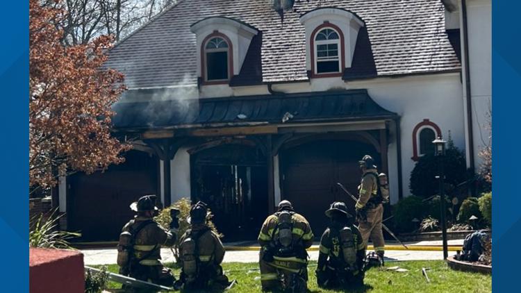 Charlotte firefighters battle 2-alarm fire in Carmel area of south ...