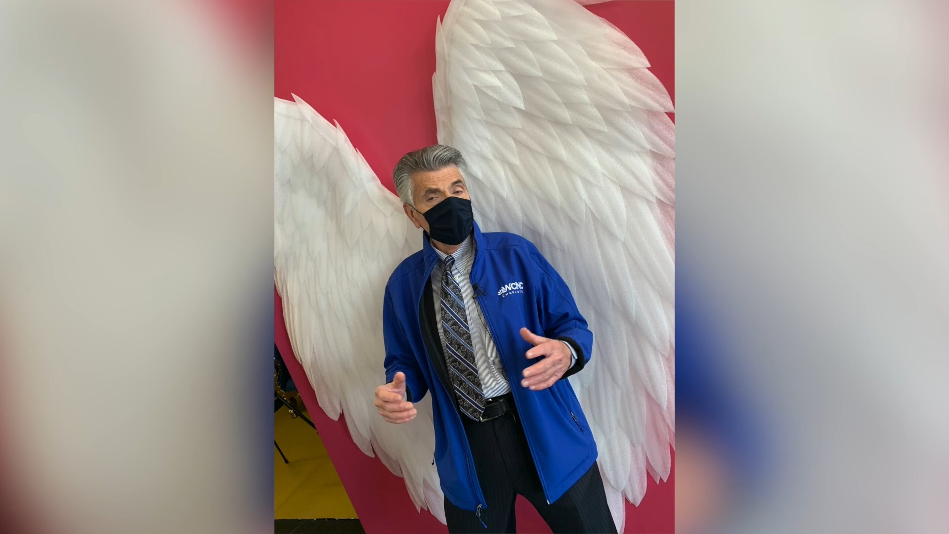 Larry Sprinkle visits Charlotte selfie museum | wcnc.com
