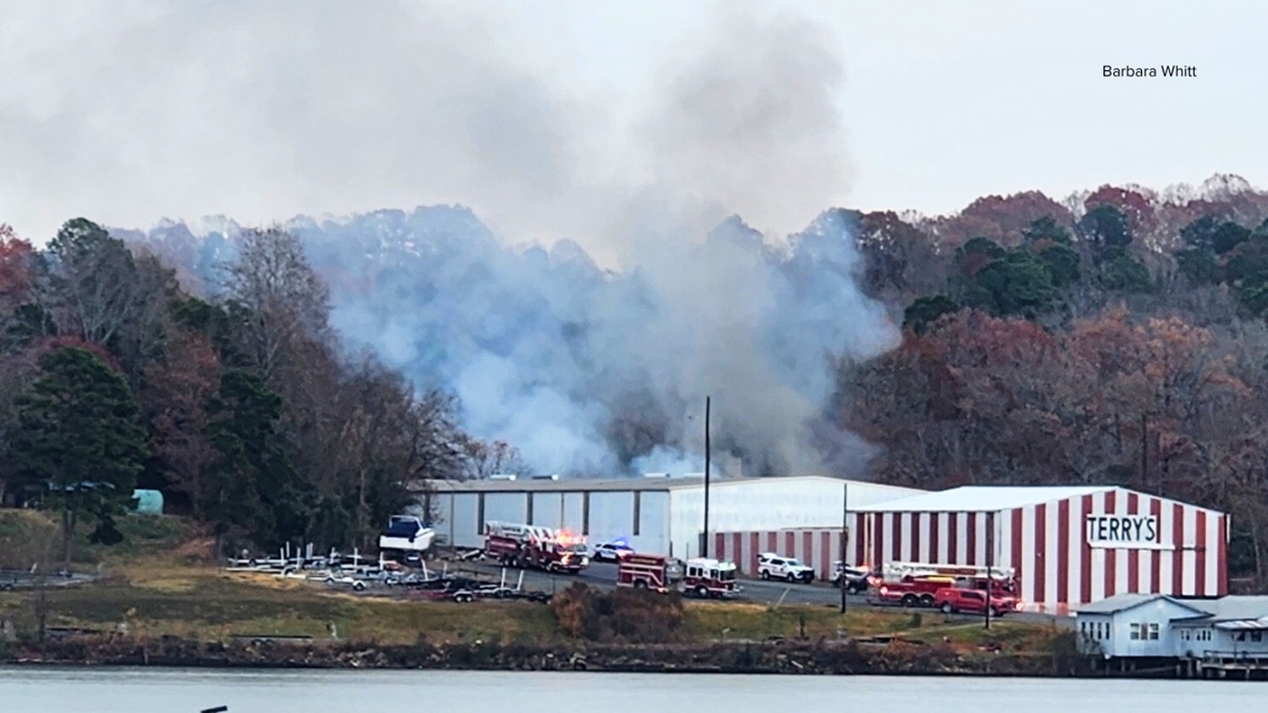 Smoke from Lake Wylie marina fire carried over Charlotte | wcnc.com