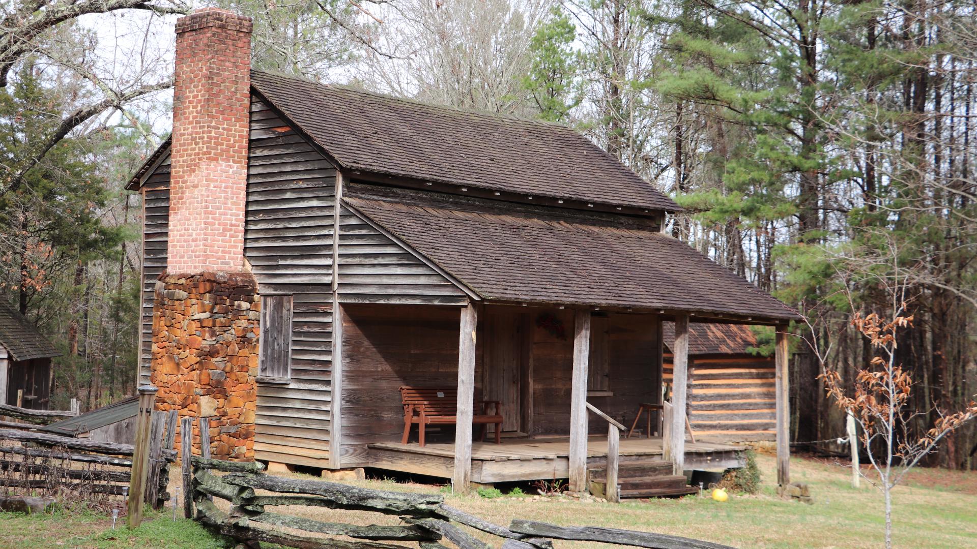 1840s log cabin at Waxhaw museum suffers 'total loss' in fire | wcnc.com