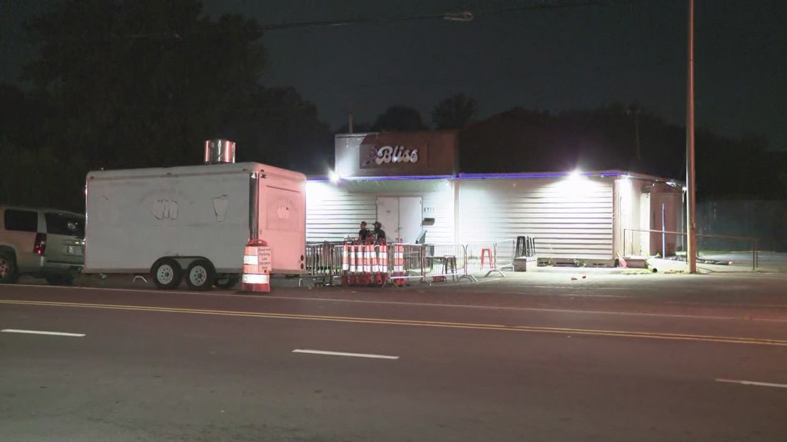 2 pedestrians hurt in west Charlotte truck crash | wcnc.com