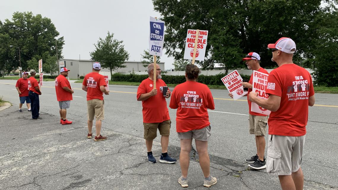 Union workers at AT&T go on strike | wcnc.com