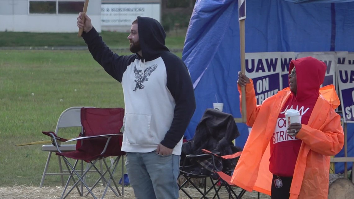 UAW workers remain on picket line as negotiations continue | wcnc.com