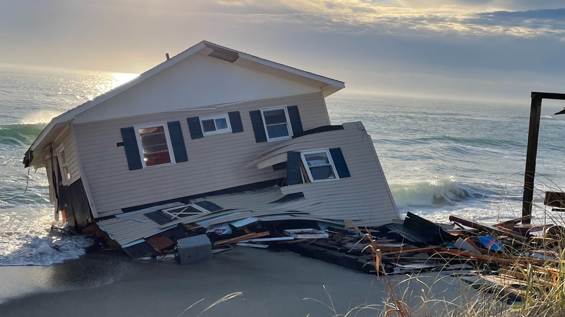 Meeting held after OBX home collapses into Atlantic Ocean | wcnc.com
